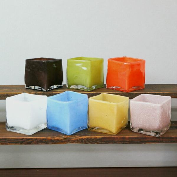 ビンテージ感のある、ハンドメイドの器です。 サイズ：W8×H8cm材　質：ガラス  注意事項   製品の性質上、形や色に個体等があります。予めご了承ください。