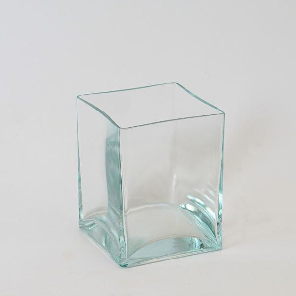 シンプルなガラスの器です。サイズ：W12×H16cm  材　質：器）ガラス 注意事項   製品の性質上、商品によって色や形等が異なる場合があります。予めご了承ください。