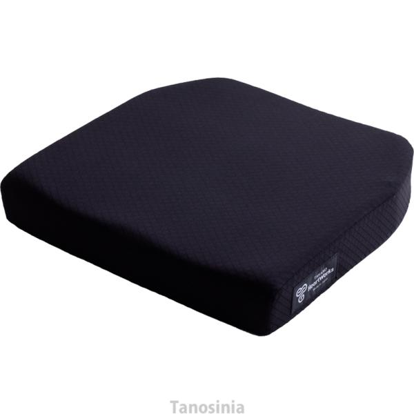 タカノクッションMOLA　フラットタイプの仕様●サイズ／幅40×奥行40×厚さ5.5（坐骨部）・6（大腿部）cm●重さ／約0.98kg●材質／アウターカバー：ポリエステル・ウレタンフィルム、インナーカバー：ポリウレタン・ポリエステル、中材：...