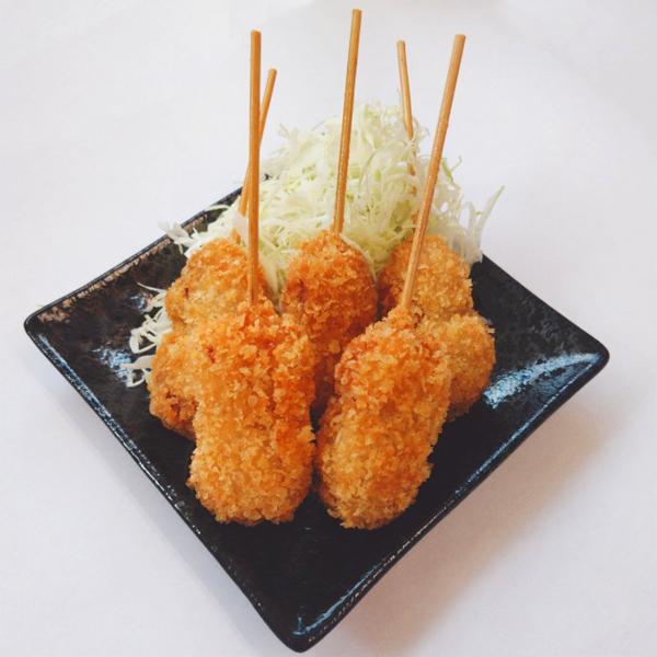 旨味がぎゅっと詰まってます♪おかずにも、おつまみにも！■商品内容・冷凍 ベビー帆立串かつ　20g×5本■原材料ベビー帆立（国産）【衣】（パン粉、小麦粉、植物油脂、でん粉、食塩、胡椒）、（一部に小麦・乳成分を含む）■賞味期限のめやす　製造から...