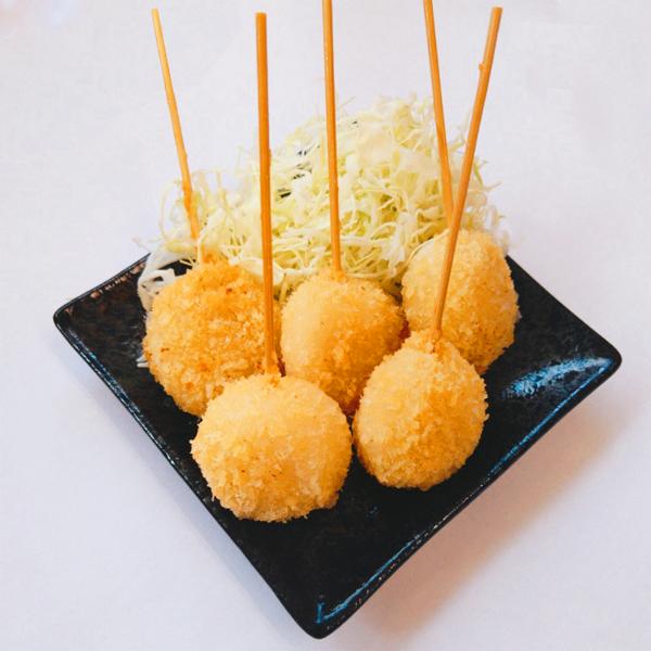 旨味がぎゅっと詰まってます♪おかずにも、おつまみにも！■商品内容・冷凍 もち串かつ　20g×5本■原材料もち（国産）【衣】パン粉、小麦粉、植物油脂、でん粉、食塩、胡椒、（一部に小麦・乳成分を含む）■賞味期限のめやす　製造から冷凍保存で90日...