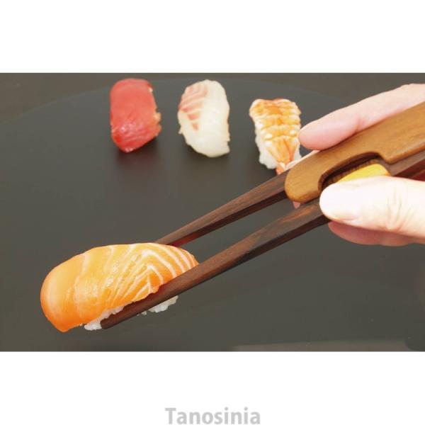 「福祉用具の枠から飛び出したデザイン」をコンセプトに、おすし屋さんのカウンターなどにおいても「きれい」を見せるお箸を目指した新製品です。天然木を使い、自然な質感を大切にしています。ケース収納時には扇子サイズになります。細身でスマートで外出用...