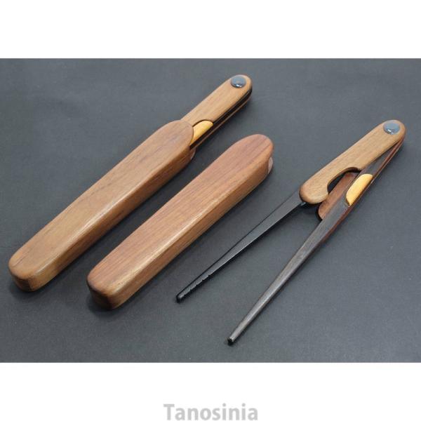 「鶴」と同様、おすし屋さんのカウンターなどにおいても「きれい」を見せるお箸を目指した新製品です。天然木を使い、自然な質感を大切にしています。日常使う上でより簡単に片手でも箸ケースからの出し入れが出来るように、太目のケースとお箸と一体感を持た...