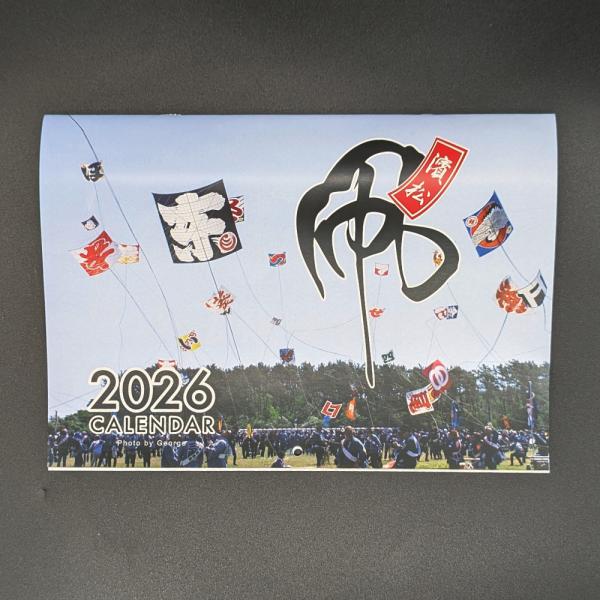 浜松まつりの「凧揚げ」をモチーフにした2026年カレンダーです。サイズ：A3版（画像部分A4・カレンダー部分A4）カラー：フルカラー用紙：マットコート135kg仕様：中綴じカレンダー撮影：George浜松 浜松まつり 凧揚げ カレンダー 2...