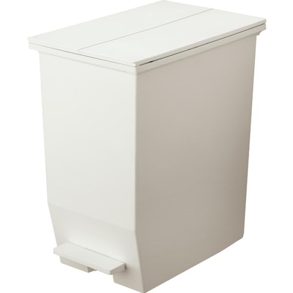 ●棚下に置いたまま捨てられるペダル式ゴミ箱。