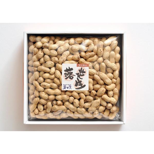 水洗いした落花生を絶妙なタイミングで煎り上げました。甘みを残す通人好みの煎り加減です。内容量：1000g賞味期限：製造日から60日保存方法：高温多湿・直射日光を避け、涼しい場所で保存