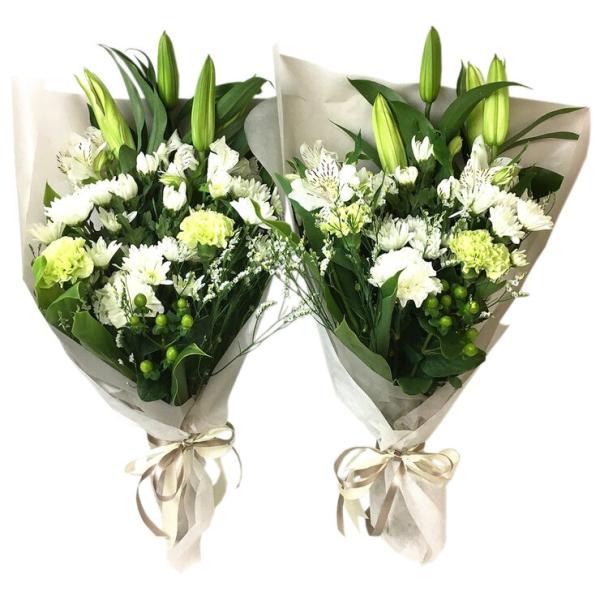 ユリ、菊類、カーネーションを使用幅約20cm x 長さ約60cm（ラッピングを含む）花瓶は含まれません配送希望日をお選びください**注意事項**・北海道・沖縄・離島は、表示価格とは別に追加送料がかかります。・発送元は、弊社・メーカー・コスト...