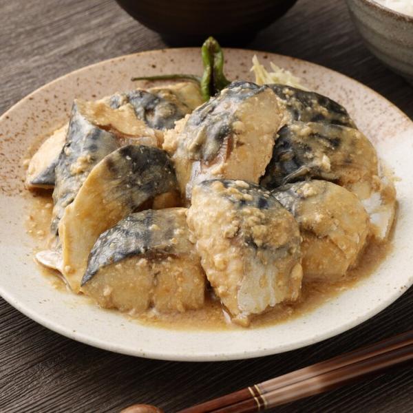 脂がたっぷりのったサバを、自家製味噌ダレで、ふっくらおいしい味噌煮に仕上げました食べやすい、骨取鯖切身を使用しています利尻昆布をきかせた生姜風味豊かな甘めの味噌ダレが食欲をそそります1パック／18切入の810g大容量パックを2袋セットでご案...