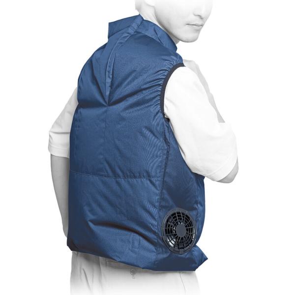 【商品の特徴】 夏を快適にする機能充実のファン付きウエア！ 買ってすぐに使えるベストとファン、バッテリーのフルセット！ ペルチェ搭載でダイレクトにからだを冷やす！ 瞬間冷却された冷気を首後ろに。ファンで風が吹き抜ける！ ペルチェプレートが背...