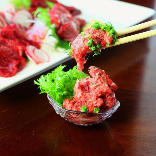 個食パックの桜うまトロを冷凍便でお届けします。国内でと畜製造した馬肉と馬脂のみで作る馬肉ネギトロを冷凍個食パックにしてあります。とろける食感と濃厚な旨味の馬肉ネギトロが解凍するだけで楽しめます。60ｇ個食パックが20パック入りの大容量セット...