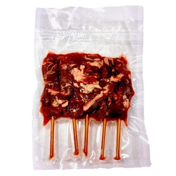 豪州産「ラム」の「ネック部分の肉」を一口大に角切りして串に刺してあります。ラム肉は、低カロリー・低糖質で、高タンパク質でビタミンB群や鉄分、亜鉛、L-カルニチンを豊富に含みます。脂がさっぱりしているので、食べた後に胃もたれがしにくいのが特徴...