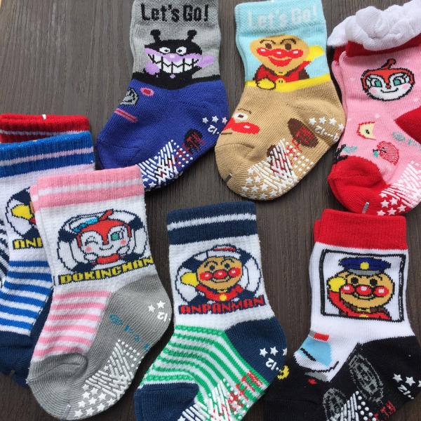 可愛いアンパンマンのクルー丈ソックスが入荷しました，滑り止め付。サイズ9〜12cm主な材料：綿、ポリエステル、その他（原産国：中国）メール便対象商品です。メール便1通または2通でのお届け。ポストへのお届けの為配送の日時指定不可。ポストに入ら...