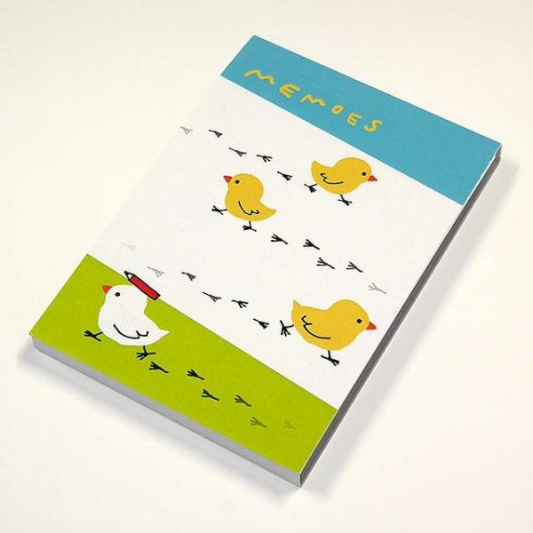 メモの控えが残る、複写できるメモ帳「MEMOES（メモズ）」表紙がかわいいひよこバージョン。・本紙：6mm間隔の横罫線（ノーカーボン紙）100枚・サイズ：A7（W74mm×H105mm）こんな時にMEMOESが便利！・何人かに同じメモを渡し...