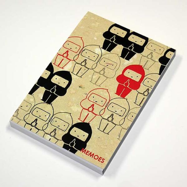 メモの控えが残る、複写できるメモ帳「MEMOES（メモズ）」表紙は複写分身の忍者バージョン。・本紙：5mm間隔のドット罫（ノーカーボン紙）100枚・サイズ：A7（W74mm×H105mm）こんな時にMEMOESが便利！・何人かに同じメモを渡...