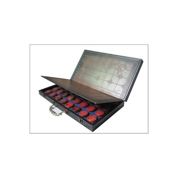 中国将棋（シャンチー）の骨董品的な貴重なセットです。プレゼントとしてもおすすめです。■羊皮製のケースバッグと、木製駒のセットになります。・ケースサイズ：約 490 × 280 × 70（mm）・ボード（盤）サイズ：約 490 × 560 ×...