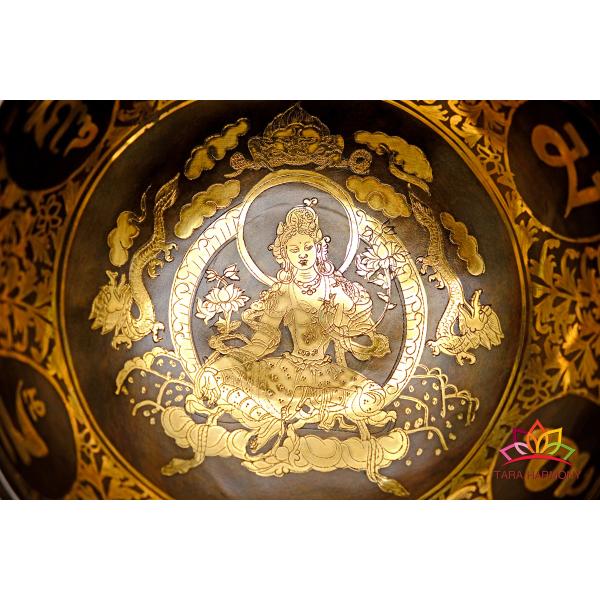 ■直径：23cm ■重量：1614g■倍音構成：D#3,A4,G#5（★★超美音ランク）例）A4は音階のラで、ピアノの鍵盤中央音域４の高さ　　基音（最も低い音）がD#3で、その上にA4,G#5の倍音が主に重なっている音色です。★ソルフェジオ...