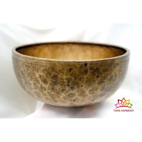 ■直径：24cm■重量：1366g■倍音構成：D3,A4,A5（超美音）例）A4は音階のラで、ピアノの鍵盤中央音域の高さ4　　基音（最も低い音）がD3で、その上の倍音として耳に届きやすいA4,A5が重なった音色です。　　※音叉のように一定の...