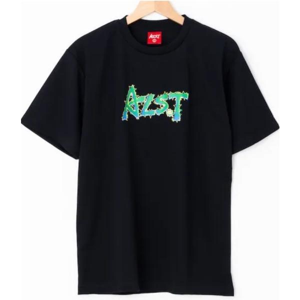 ■商品説明24AW新作グラフィックをプリントしたTシャツ。電撃のようなロゴグラフィックは、まさにバレーボールの痺れるようなスパイクからインスピレーションを受けたデザインです。季節に関係なくガンガン着れるポリエステル100%ドライ素材の吸汗速...