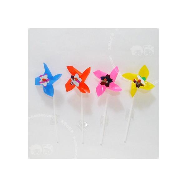 かわいいとても小さな風車です。 よくまわりますよ！ 赤・ピンク・青・黄の4色あります。 1個のサイズ50×50mm（風車部分）参考価格50円／20入