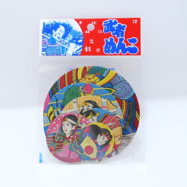 地方によって呼び名が違います。 パッチン、ベッタン、など様々です。 以前は流行のキャラクターで製造されていましたが、最近は駄菓子屋さんの店先から探すのが大変なくらい！ ロウを塗って2枚、3枚重ねたりして遊びます。■サイズ10cm~3.5cm...