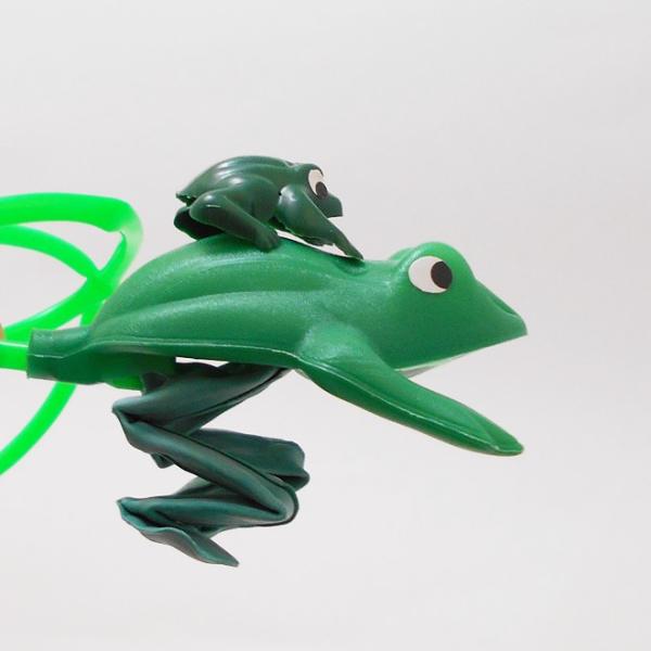 ポンプを握るとピョンピョンとジャンプします。昔のジャンプカエルの復刻版です。ケロちゃんの体長約6cm