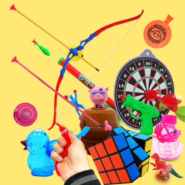 たのしいおもちゃが１２点入った楽しくてお得なパックに吸盤弓矢セットをセット。おうち時間を楽しく過ごしたいときに。パーティやお楽しみ会の余興に！室内で遊んでも安全なおもちゃを集めました。プレゼントにもおすすめです。（内容）1.六面キューブパズ...