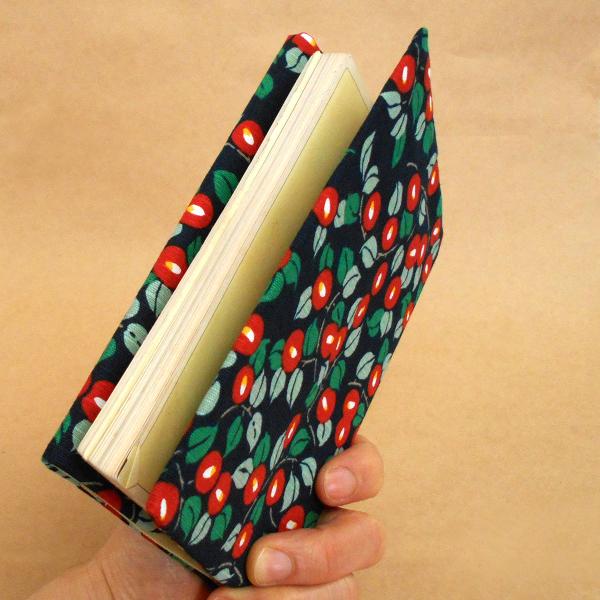 文庫本カバー　ギフトに　母の日Made in JAPAN品名：竹久夢二文庫カバー色：黒地つばき柄*生地の部分によって多少柄が変わります。