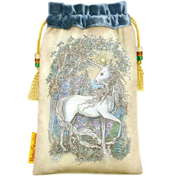 14 cm * 21 cm神秘的なユニコーンを水彩で描き、それをシルクサテンにプリントしています。こちらは『ミスティカル・クリーチャー・タロット』からのシリーズです。とても繊細な絵柄が素敵なタロットデッキですが１枚１枚の不思議な生き物たちが...