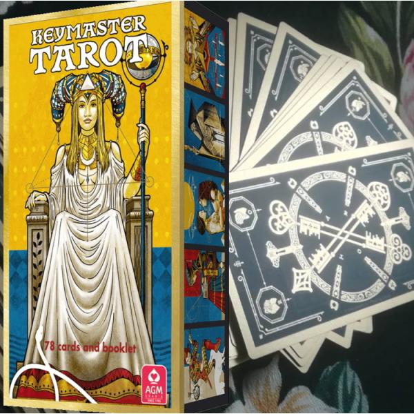 ◆キーマスター タロットKEYMASTER TAROTタロットカードLorenzo Gaggiottiによカードの表面、裏面ともにゴールドの閃光を発するキーマスタータロット。古典的なマルセイユ版とスミス・ウェイト版タロットの特徴を交ぜていま...