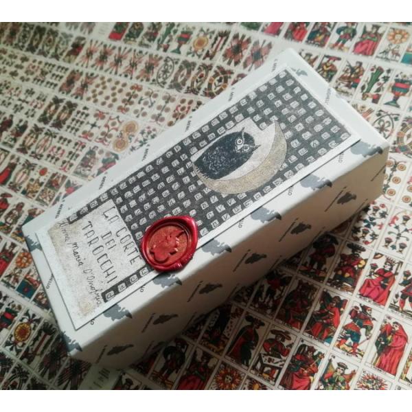 イタリア・ミラノに所在するIl Meneghello社発行のLA CORTE DEI TAROCCHI。初版（1999年）の限定1,100デッキは絶版となりましたが、世界中のタロットファンの要望を受け2013年に400デッキ限定で再出版。そ...