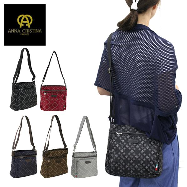 ANNA CRISTINA （アンナクリスティーナ）アンナロゴプリント縦型ショルダーバッグ商品番号：4A39人気のモノグラムシリーズ。スクエアタイプのショルダーバッグは、移動時にも邪魔にならず、とっても持ち易くスタイリッシュなフォルムです。...