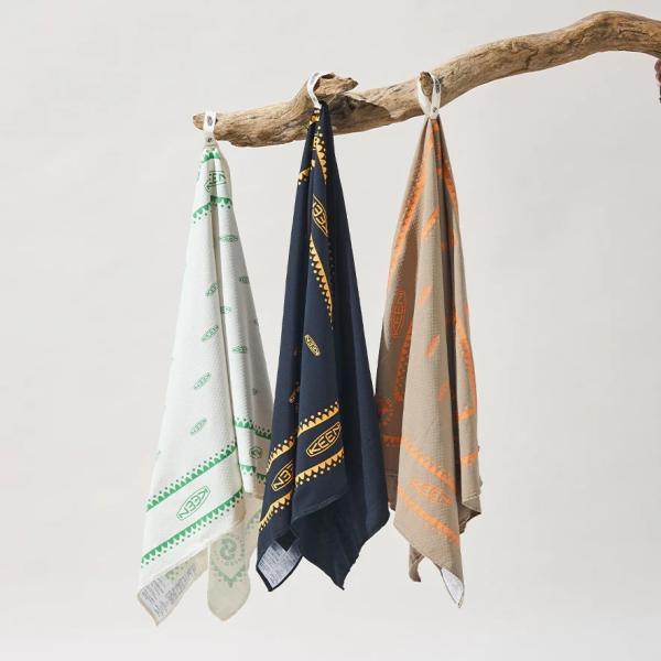 KEEN　LOGO　TOWELリサイクルポリエステル素材を使用した、ロゴタオル特徴    リサイクルポリエステル    ポリステル100%    KEENロゴのバンダナ風柄を採用し、日常使いからアウトドアシーンまで幅広く使えるアイテム。  ...