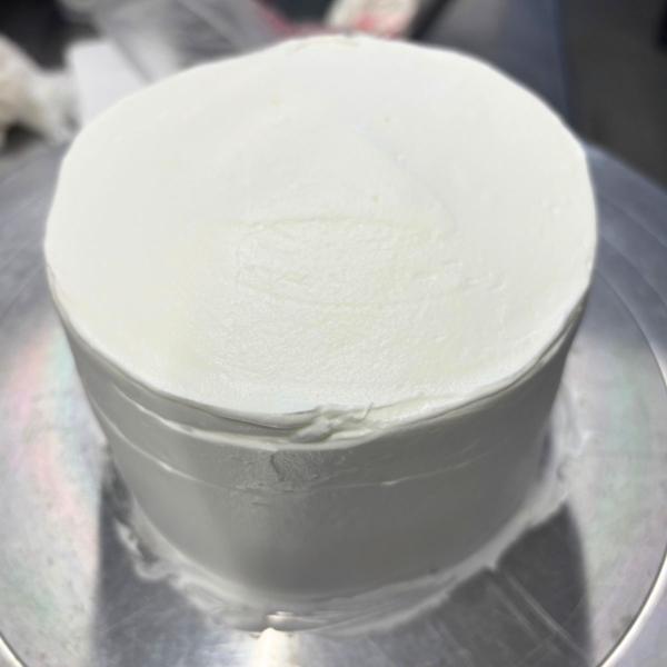 「ケーキ作りはしたいけど、ナッペが難しい…」そんな声から生まれた、“仕上げを楽しむ”新しいデコレーションケーキです。フルーツについてトッピングのフルーツは季節に合わせたフルーツミックスを使用しています。いちご・キウイ・黄桃・ブルーベリー・オ...