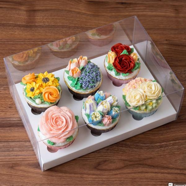 バナナ香る フラワーカップケーキ（マフィン生地）しっとりとした口あたりが魅力の、バナナを使用したマフィン生地のカップケーキです。完熟バナナの自然な甘みを生かし、やさしくコクのある味わいに焼き上げました。マフィン生地ならではの満足感がありなが...