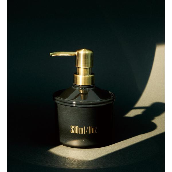 サイズ 幅100×奥行100×高さ155mm容量 330ml材質 フタ・本体：AS、ポンプ：ABS、パイプ：ポリエチレン商品の特徴・暗闇の銀河に漂う星屑のようなバスアイテム。・容量がプリントされアンティークボトルをイメージしたコレクションで...