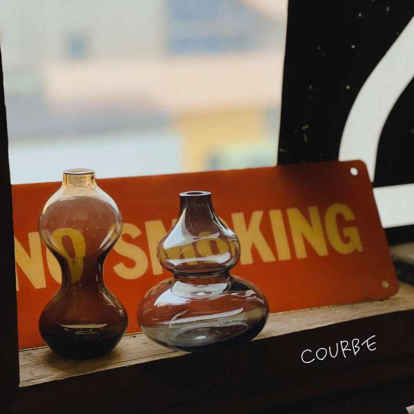 COURBE / クールブ   全2種類：滑らかな曲線が美しいフラワーベース♪：さりげなく日常で飾れる使いやすいサイズと、シックなカラーが人気です。：ベースに日差しが差し込むと、艶やかなボディーがきらりと輝きとってもキレイ！：お気に入りの生...