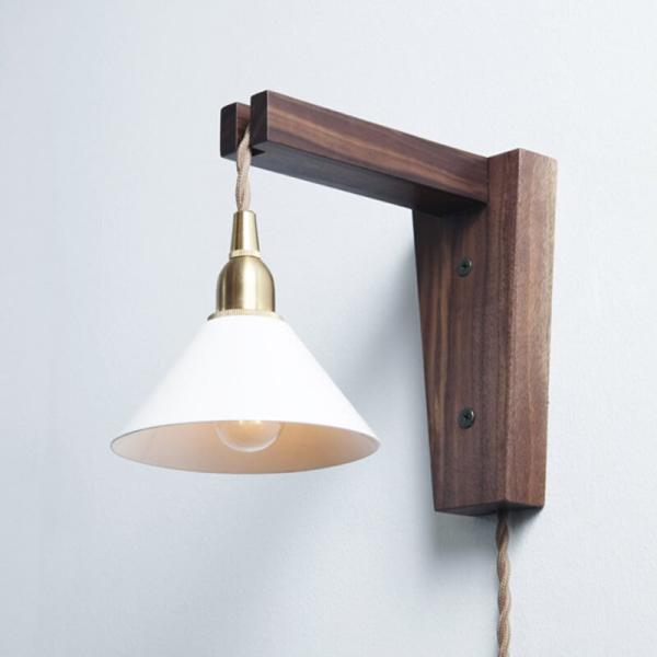 Wood Bracket WHARF：Wood Bracket WHARF(ウッドブラケットワーフ）は、ウォールナットの木目が美しい壁付けブラケットライトです。 ：がっしりと直線的なデザインは存在感があり、お部屋のアクセントになります。壁か...