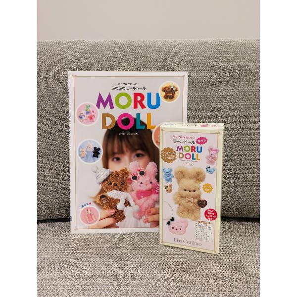 韓国で大人気、ふわふわ手触りが気持ちいい！何度でも作り直しができて、出来上がりが抜群にかわいい！モールドールの作り方＆コーディネートスタイルBOOK『カラフルかわいい！ふわふわモールドール』とキットのセットです。キットはブルー・ピンク・ベー...