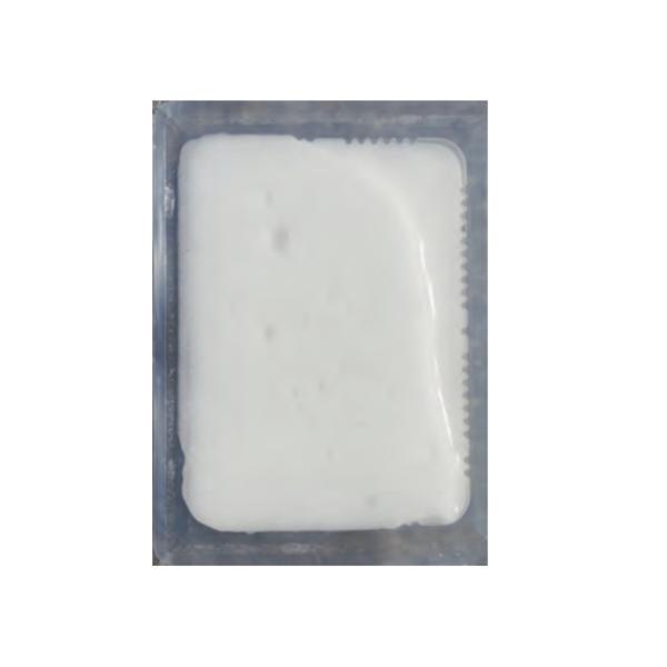 巣箱での給餌が簡単に行える フォンダン（練り糖）450gトレータイプ です。パックを開封して逆さまにし、そのまま巣枠の上に置くだけで使用できるため、特別な給餌器が不要。扱いやすく、初心者から経験者まで幅広い養蜂家に支持されているシンプルな給...