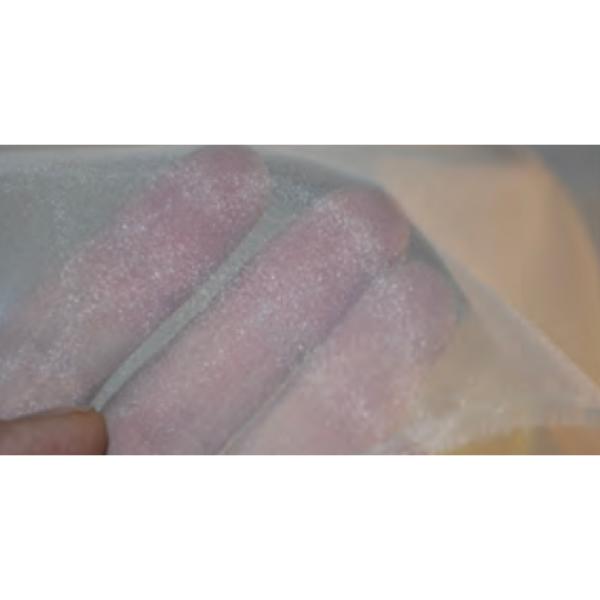 蜂蜜の仕上げに欠かせない 最終ろ過用の蜜濾し布（1m×1m） です。細かな不純物をしっかり取り除き、透明度の高い美しい蜂蜜に仕上げるためのプロ仕様の布です。柔らかくしなやかな素材のため、蜂蜜の流れを妨げず、自然な速度でろ過が進みます。本製品...