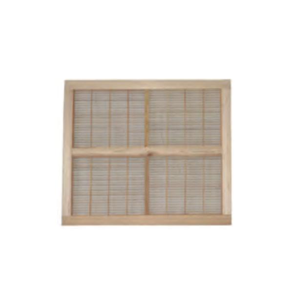 女王蜂の移動をコントロールし、巣箱内の育児室と貯蜜室を明確に分離するための 竹製隔王板 です。サイズは 49.5×40.5cm と標準的な巣箱に合わせやすく、自然素材である竹を用いた軽量タイプのため、作業時の扱いやすさが大きな魅力です。竹製...