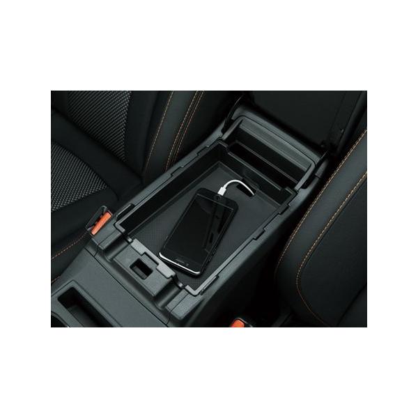 ■商品番号：J2017FL000携帯電話やポータブルプレーヤーにちょうどいい着脱トレー。接続コードを通せるスリット付内寸：約115 x 170 x 44（mm）設定：全車