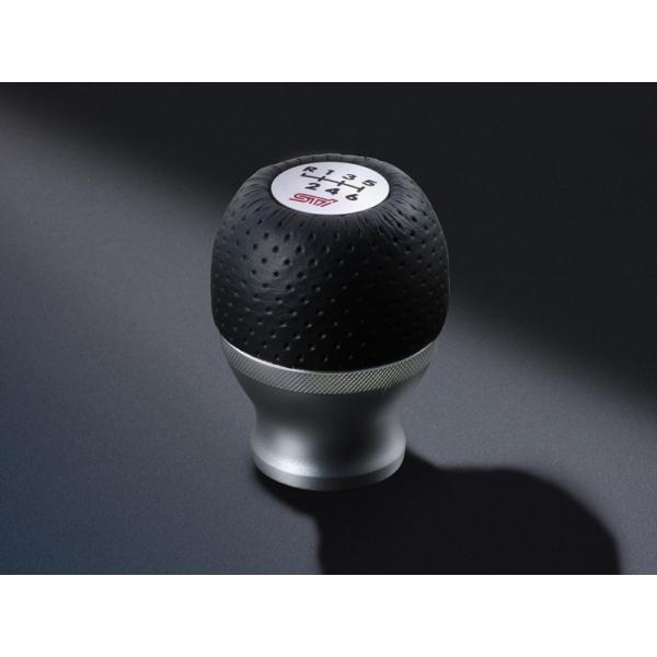 ■ＢＲＺ／ＺＣ　ＳＴＩ　シフトノブ（６ＭＴ用）【適応】ＢＲＺ／ＺＣ　(Ａ型〜）※６ＭＴ車用【部品番号】　ＳＧ１１７ＣＡ０１０ ●アルミニウム＆ディンプル加工を施した本革のプレミアムシフトノブ。トップ部にはSTIロゴとシフトパターンを刻印。操...