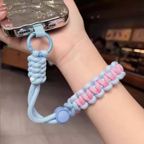 人気の編みシリーズよりショートストラップが登場。■流行のスマホストラップにnewタイプ登場!!■フラワー編みでストラップ■コワインポイントにもオススメ■カードケースや小銭入れ、お家の鍵に付けても◎■先端はカラビナになっているので、使い方はあ...