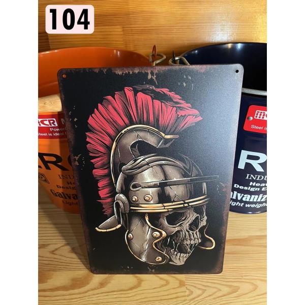 アンティークなレトロ加工が施されているので、お部屋の雰囲気をガラッと変えてくれます。お部屋だけでなく自宅のガレージなどにもお勧めです。4カ所に穴があるので、ヒモやピンなどで飾れます。傷やサビのデザインが良い味を出しています。これこそオールド...