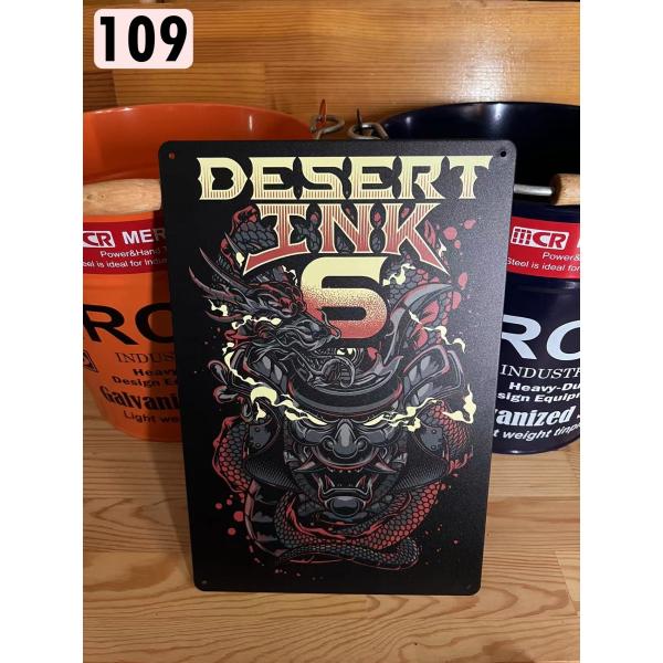 アンティークなレトロ加工が施されているので、お部屋の雰囲気をガラッと変えてくれます。お部屋だけでなく自宅のガレージなどにもお勧めです。4カ所に穴があるので、ヒモやピンなどで飾れます。傷やサビのデザインが良い味を出しています。これこそオールド...