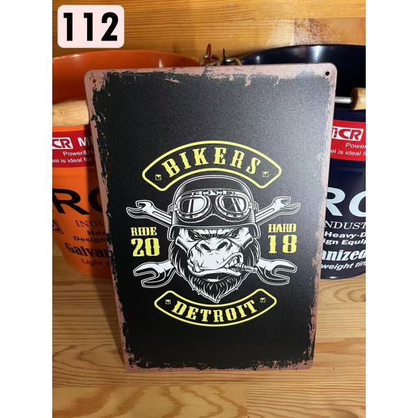 アンティークなレトロ加工が施されているので、お部屋の雰囲気をガラッと変えてくれます。お部屋だけでなく自宅のガレージなどにもお勧めです。4カ所に穴があるので、ヒモやピンなどで飾れます。傷やサビのデザインが良い味を出しています。これこそオールド...