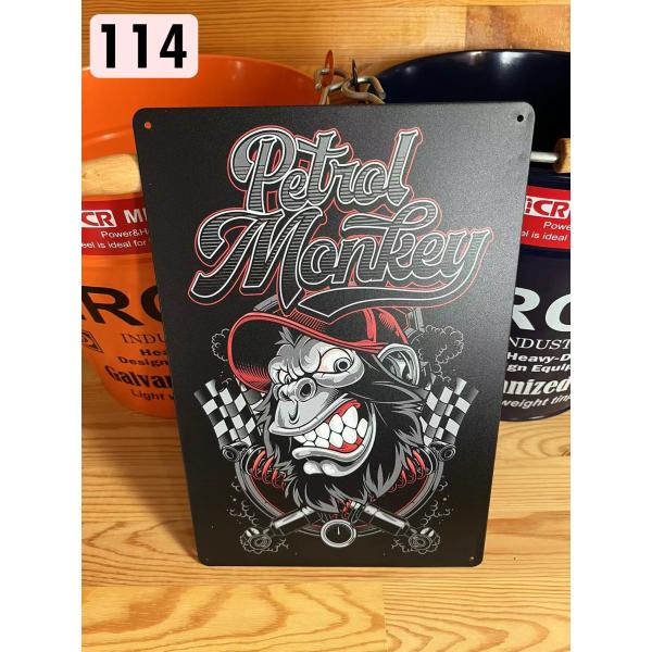 アンティークなレトロ加工が施されているので、お部屋の雰囲気をガラッと変えてくれます。お部屋だけでなく自宅のガレージなどにもお勧めです。4カ所に穴があるので、ヒモやピンなどで飾れます。傷やサビのデザインが良い味を出しています。これこそオールド...