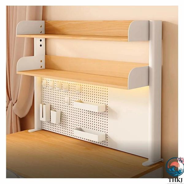 ? 【クリップ式固定】デスク上収納ラック壁や机に穴を開ける必要がないクリップ式設計で、厚さ1〜7cmの机に適しています。底部ブラケットはウールフェルトで保護されており、机への傷を防ぎます。棚の端にはバッフルが付いており、文房具やアロマテラピ...