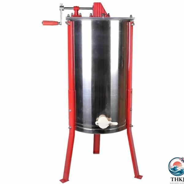 底が平らで耐久性の高い2フレームの手動蜂蜜抽出器です。櫛を破壊することなく遠心力で蜂の巣から蜂蜜を抽出するために使用されます。操作方法はシンプルで、時間と労力を節約できます。大容量：このハニカムスピナーハニーエクストラーの合計サイズは約77...